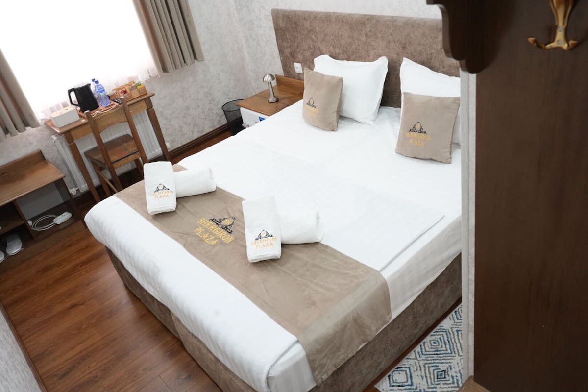 Quarto Duplo ou Twin Deluxe | Cofre no quarto, secretária