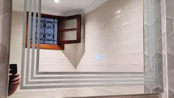 Quarto Triplo Deluxe, várias camas, casa de banho privativa | Casa de banho | Um secador de cabelo, um bidé, Piso aquecido (casa de banho)