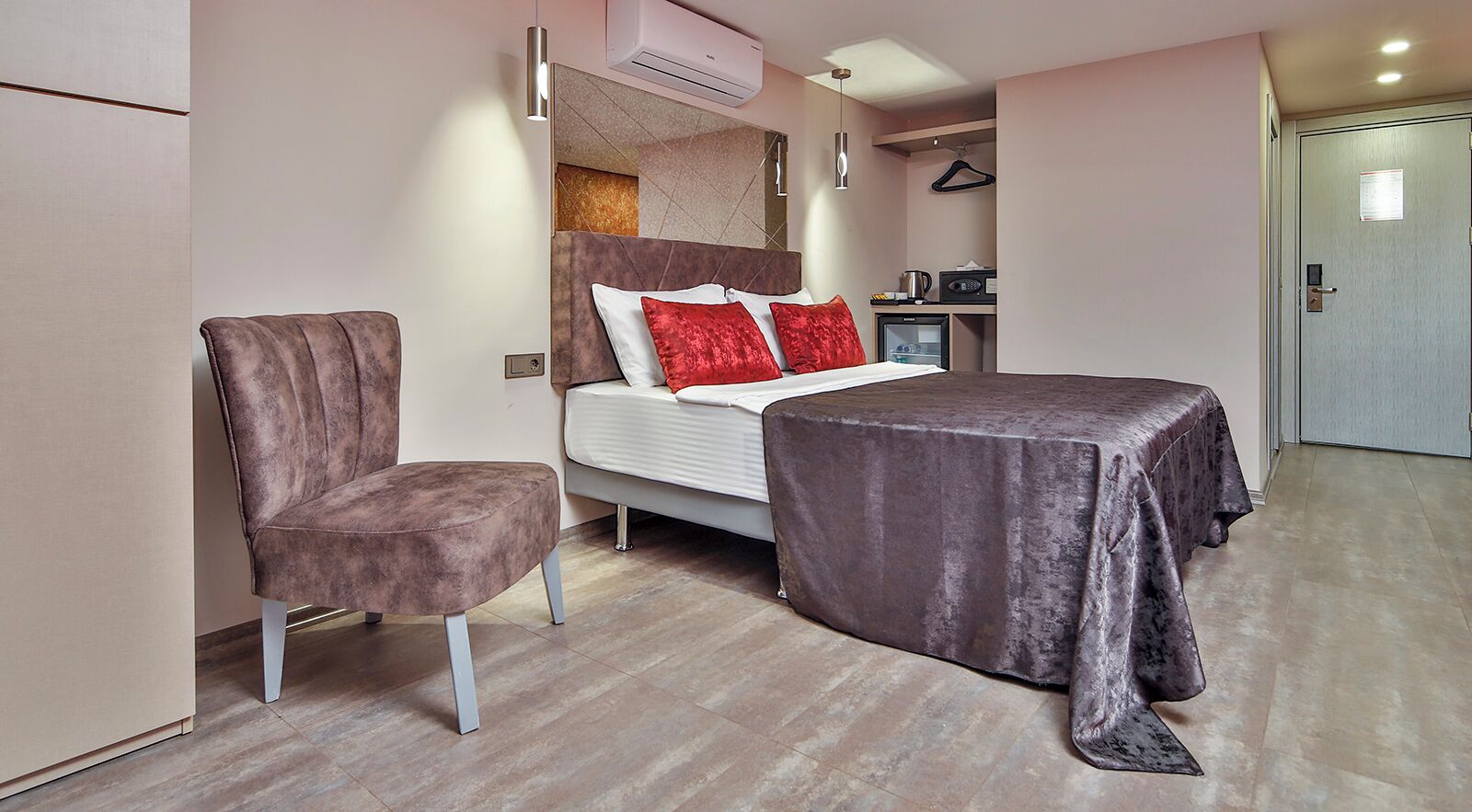 Quarto casal ou duplo standard, acesso à piscina, vista para a piscina | Cofres nos quartos