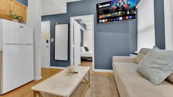 Apartamento, 2 quartos | Área de estar | Smart TV 55 polegadas com canais digitais, serviços de streaming