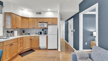 Apartamento, 2 quartos | Cozinha privada | Uma cafeteira/bule, mesas de jantar