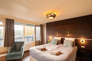 Quarto duplo luxo, sacada, vista para o porto | Roupas de cama premium, cofres nos quartos, cortinas blackout