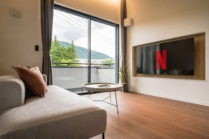 Vila superior | Área de estar | TV LCD 55 polegadas com canais digitais, serviços de streaming