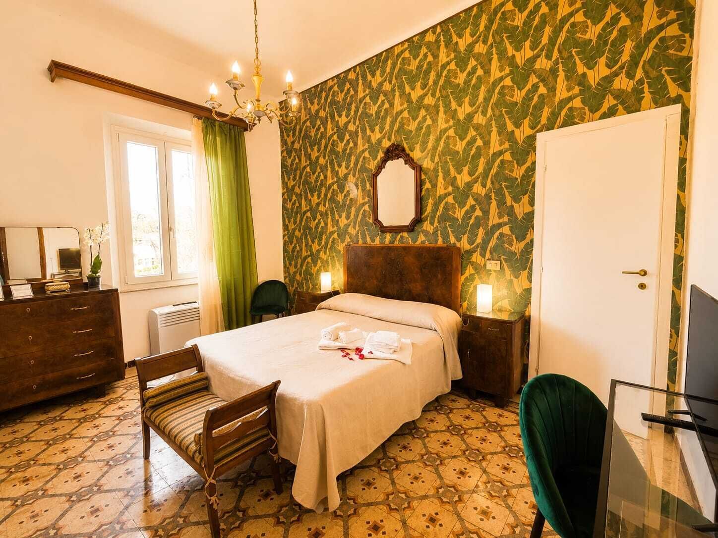 Quarto Duplo Deluxe, vista para o jardim | Minibar, cofre no quarto, roupa de cama fornecida 