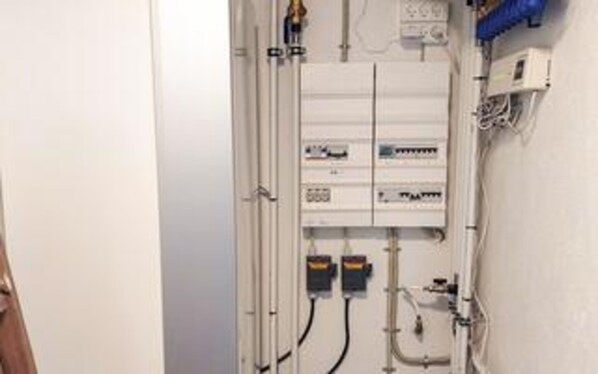 Um quadro elétrico com vários interruptores e fiação.
