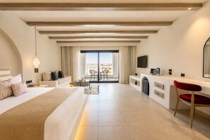 Quarto de hotel moderno com uma cama grande, escrivaninha, televisão e varanda com vista.