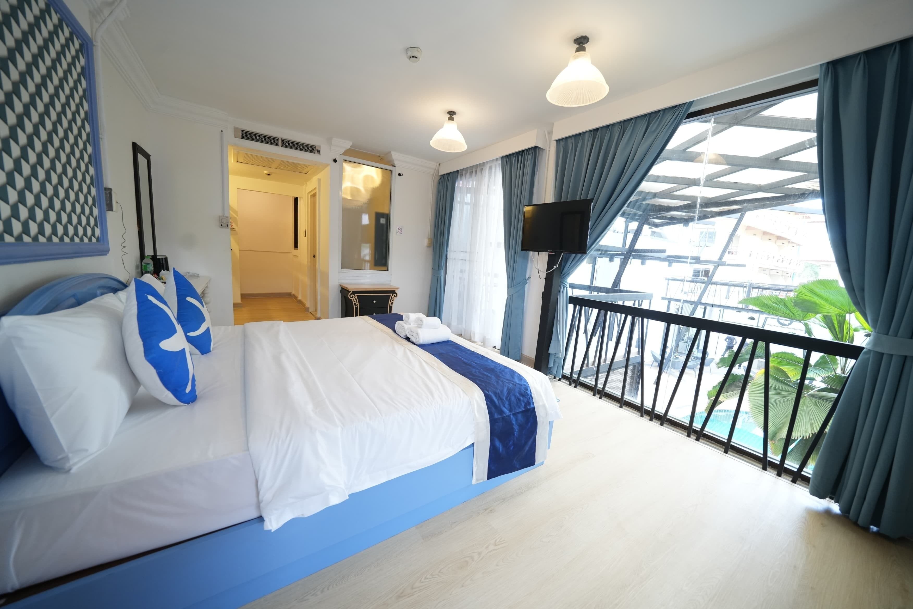 Quarto Duplo Standard, varanda, vista para a piscina | Secretária, secretária adequada para computadores portáteis 