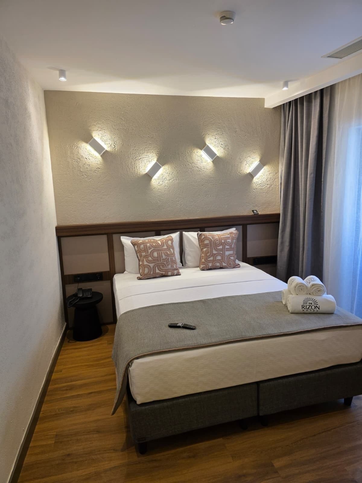 Quarto Triplo Deluxe | Roupa de alta qualidade, secretária 