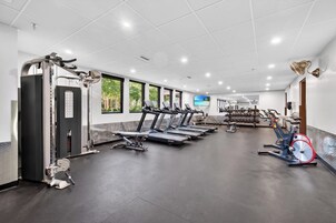 Apartamento Deluxe em Condomínio Fechado, 3 quartos, vista para o pátio, junto à praia | Sala de fitness