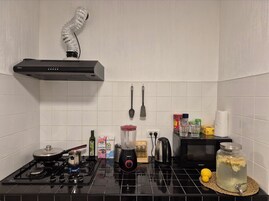 Frigobar, micro-ondas, fogão, cooktop
