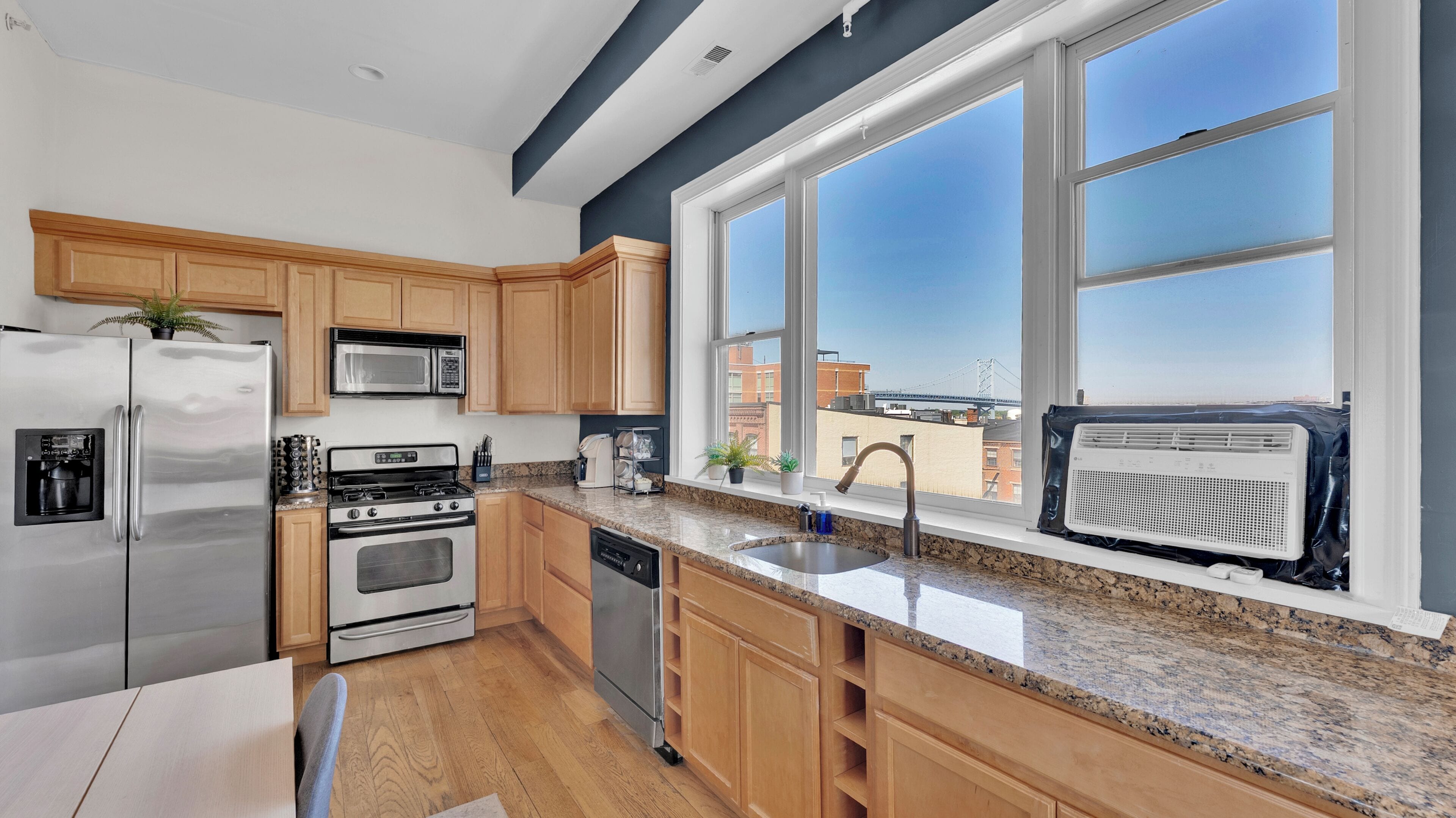 Apartamento, 2 quartos, Vista para a cidade | Cozinha privada | Um frigorífico, um micro-ondas, um forno, uma placa de cozinha 