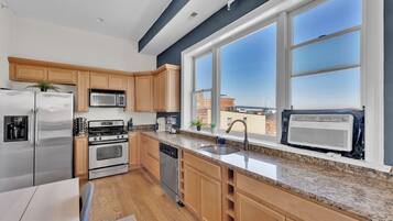 Apartamento, 2 quartos, Vista para a cidade | Cozinha privada | Um frigorífico, um micro-ondas, um forno, uma placa de cozinha