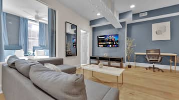 Apartamento, 2 quartos | Sala de estar | Smart TV de 55 polegadas com canais digitais, serviços de streaming