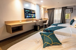 Quarto Familiar, Vista para a cidade | Minibar, cofre com capacidade para portátil, secretária 