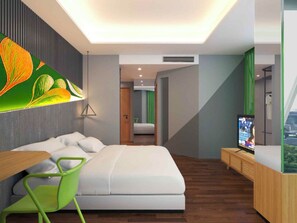 Quarto de hotel moderno com cama, escrivaninha, cadeira, televisão e um grande mural na parede.