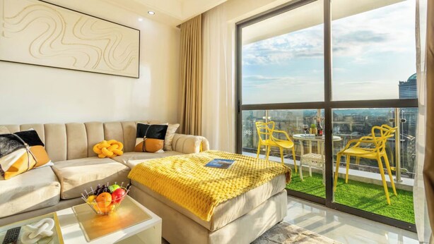 Apartamento luxo, sacada | Área de estar | Smart TV