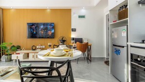 Apartamento luxo, sacada | Cozinha privada | Geladeira grande, micro-ondas, chaleira elétrica