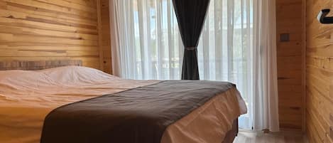 Quarto Quádruplo Deluxe, vista para a montanha | Lençóis de algodão egípcio, roupa de alta qualidade, secretária