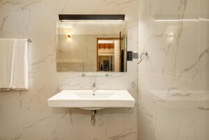 Quarto casal superior, sacada, vista para a cidade | Banheiro | Chuveiro, chuveiro com efeito de chuva, produtos de toalete grátis