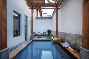 Quarto Duplo de Luxo, vista para o jardim | Piscina | Piscina exterior sazonal