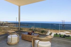 Suíte luxo, sacada, vista para o mar | Terraço/pátio