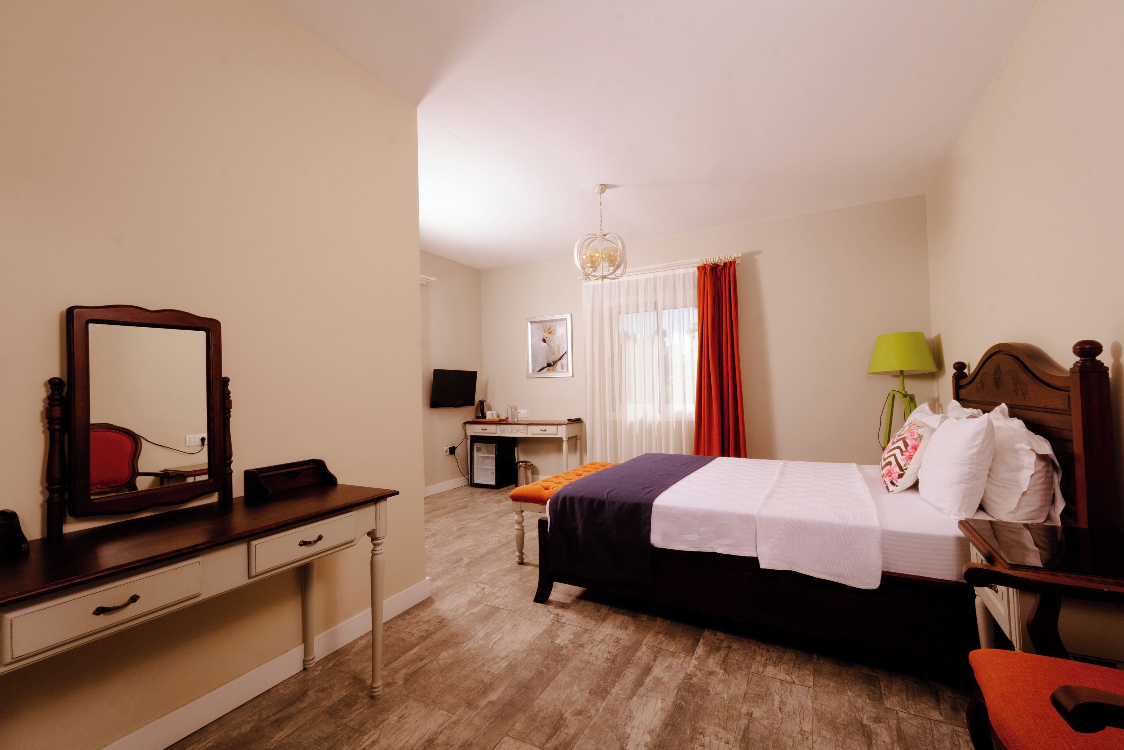 Quarto casal luxo, sacada, vista para a montanha | Escrivaninha, Wi-Fi de cortesia