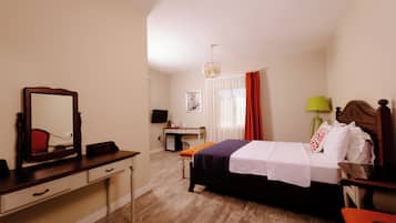 Quarto casal luxo, sacada, vista para a montanha | Escrivaninha, Wi-Fi de cortesia