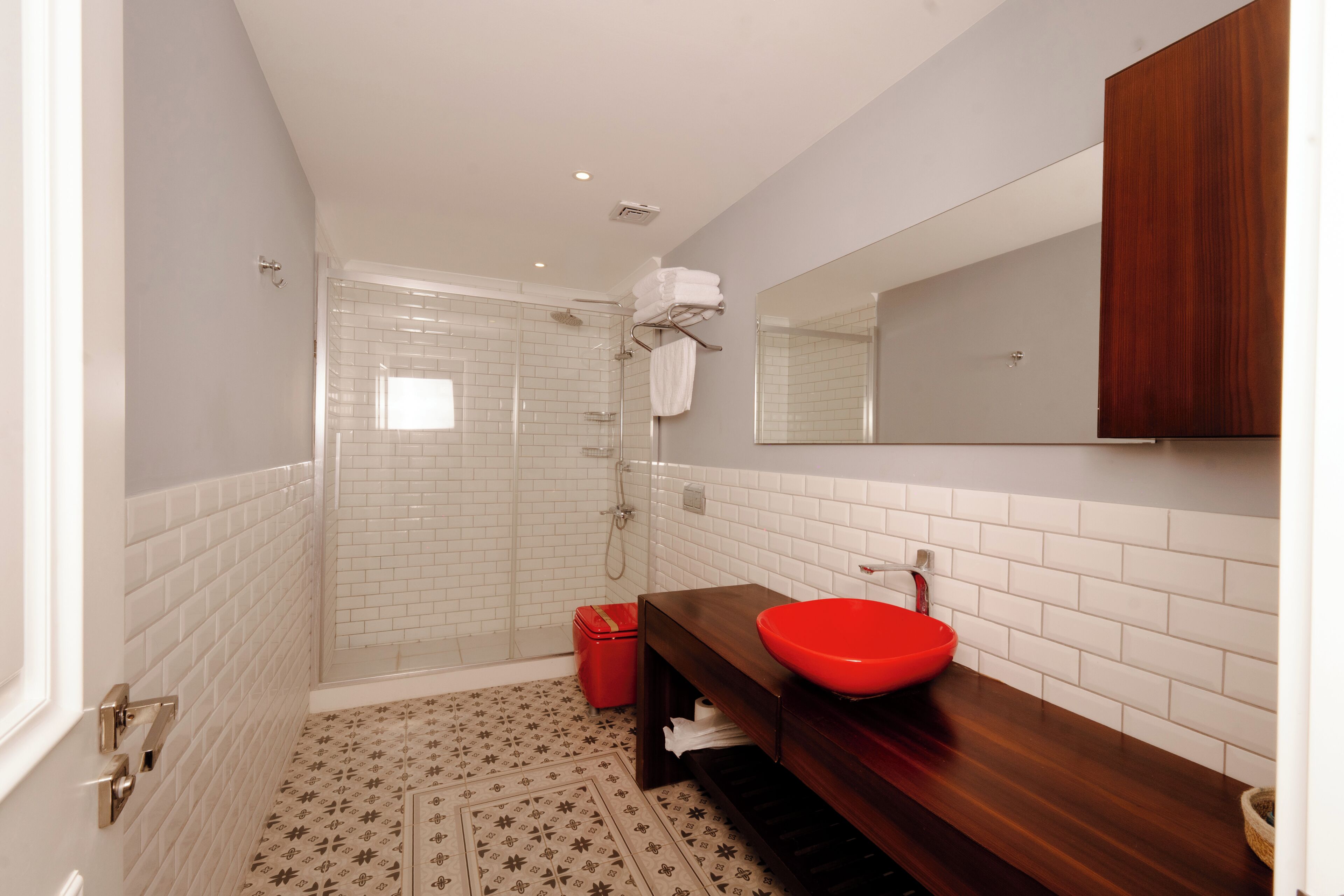 Quarto triplo luxo, sacada, vista para a piscina | Banheiro | Secador de cabelo, toalhas de banho, sabonete, shampoo