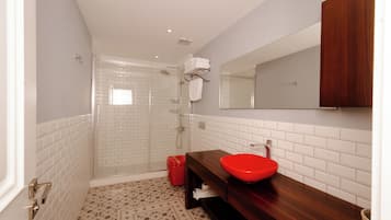 Quarto triplo luxo, sacada, vista para a piscina | Banheiro | Secador de cabelo, toalhas de banho, sabonete, shampoo