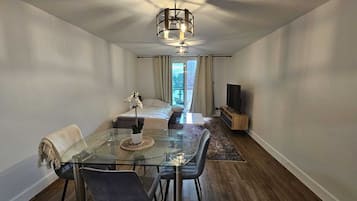 Apartamento, 2 quartos, acessível, para fumantes | Sala de jantar