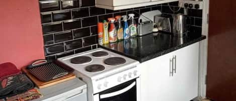 Um frigorífico, um micro-ondas, um forno, uma placa de cozinha