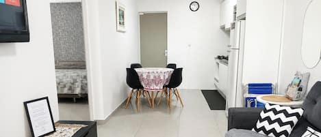 Casa conforto, 2 quartos, ar-condicionado, vista para o pátio | Área de estar | TV 42 polegadas com canais digitais, filmes pagos