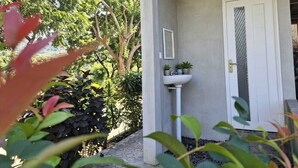 Quarto Deluxe, vista para o oceano | Terrenos do alojamento