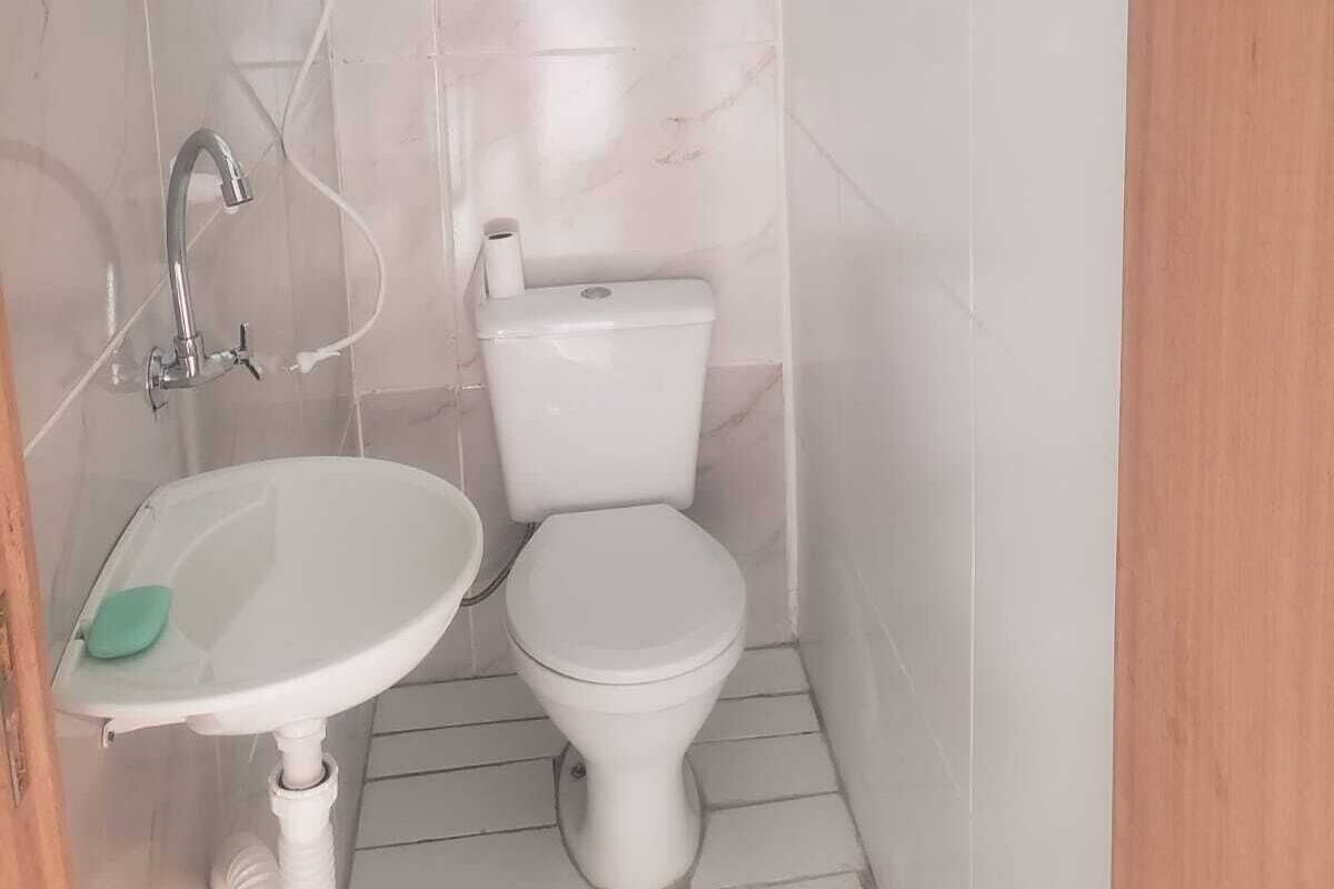 Suite Básica | Casa de banho | Um polibã, toalhas fornecidas, papel higiénico