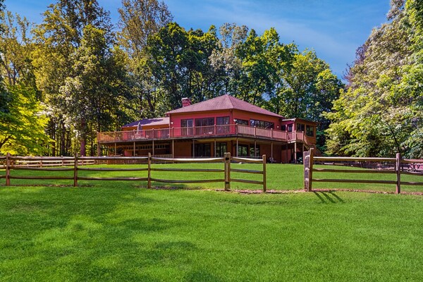 Rustic Lakehouse With Views, Kayaks, Wifi, Central Ac & Cozy Firepit Nights - Lake Anna, VA