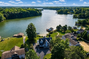 Um bairro residencial com casas, um cais e um lago.