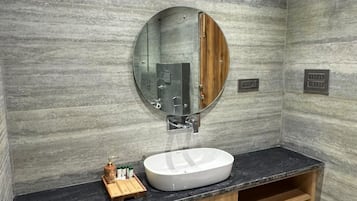 Kaya Family Suite with Private Swimming Pool | Casa de banho | Um polibã, artigos de higiene pessoal grátis, toalhas fornecidas, sabão