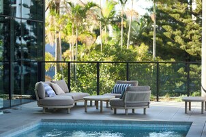 Terraço com espreguiçadeiras