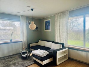 Dormitório compartilhado, 5 quartos, sacada, vista para o jardim | Área de estar