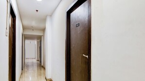 Corredor com uma porta identificada com o número '408' e um interruptor de luz na parede.