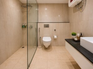 Chuveiro, toalhas de banho, sabonete, shampoo