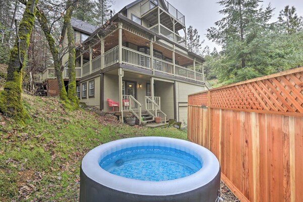 Family-friendly 'Forest Cabin' W/ Hot Tub - Foresthill, CA