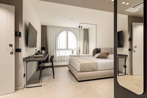 Quarto Duplo de Luxo | Cofre no quarto, secretária 