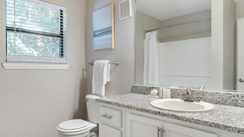 Apartamento Standard (1 Bedroom) | Casa de banho | Artigos de higiene pessoal grátis, um secador de cabelo 