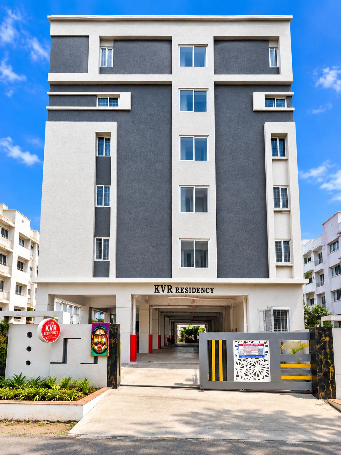 Um edifício de vários andares com uma placa indicando 'KVR RESIDENCY'.