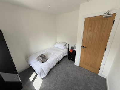 Room-bright Spacious Single Room in a Gu