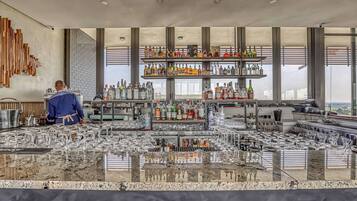 Apartamento, 1 quarto, acessível | Bar (no alojamento)