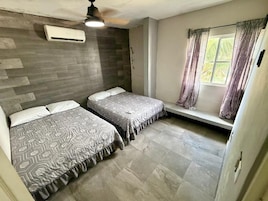 Quarto Familiar, pátio, vista para a praia | Wi-fi grátis, roupa de cama fornecida 