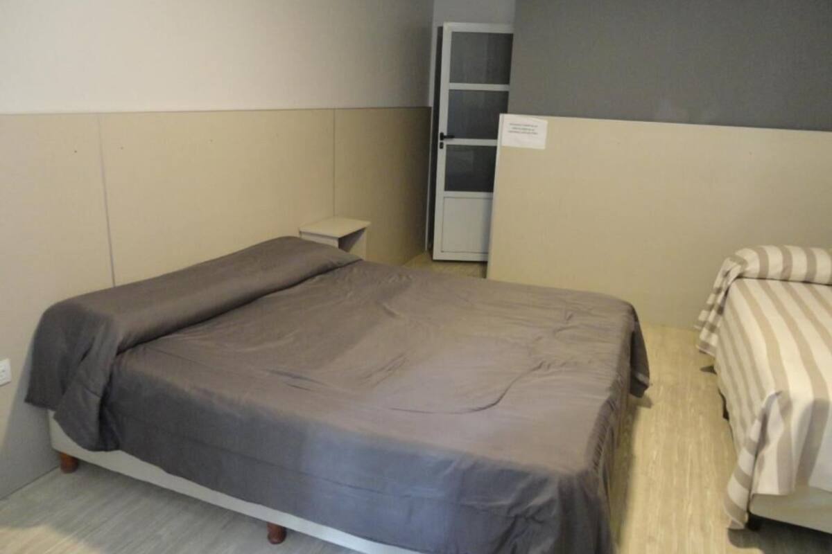Cofres nos quartos, cortinas blackout, Wi-Fi de cortesia