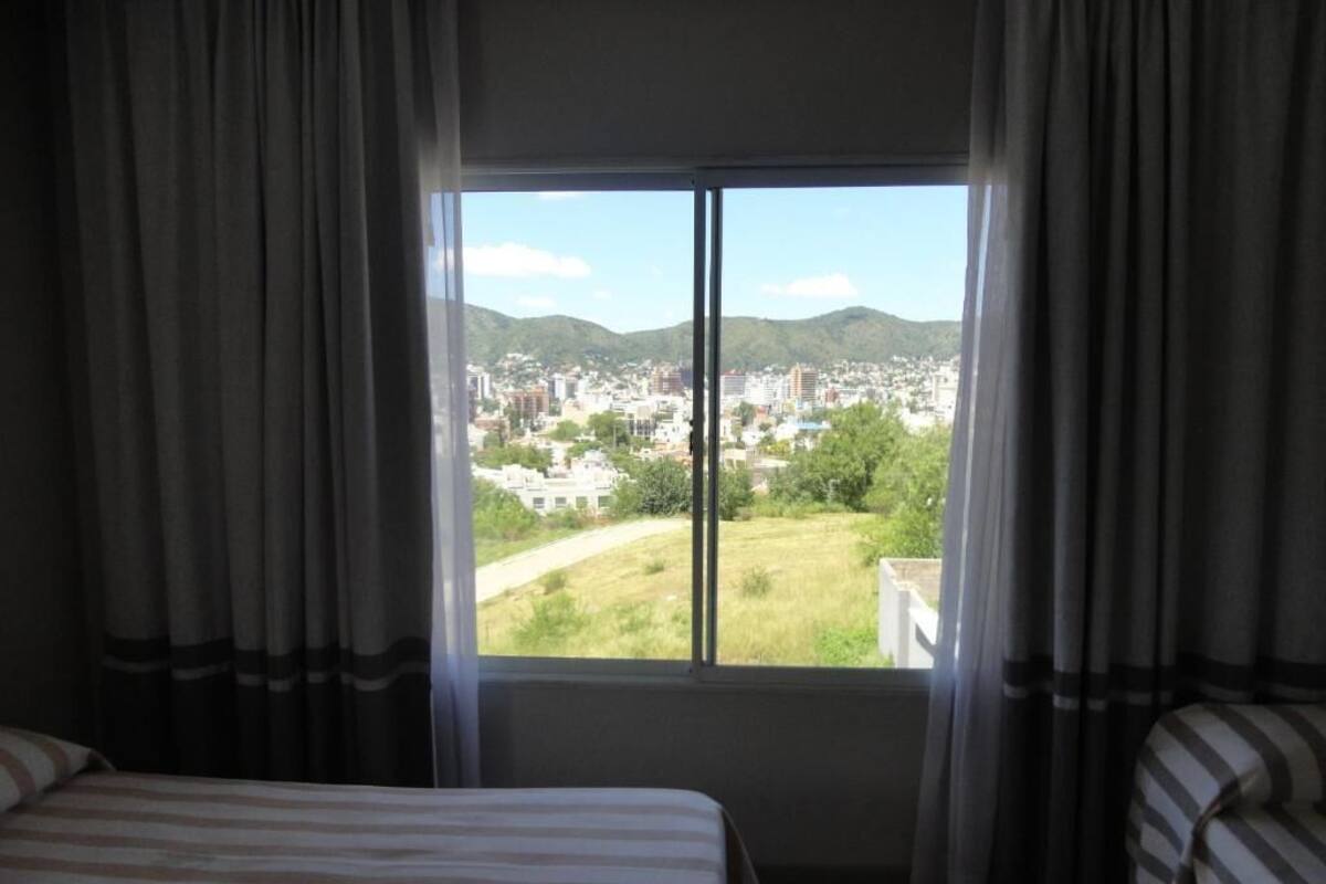 Cofres nos quartos, cortinas blackout, Wi-Fi de cortesia